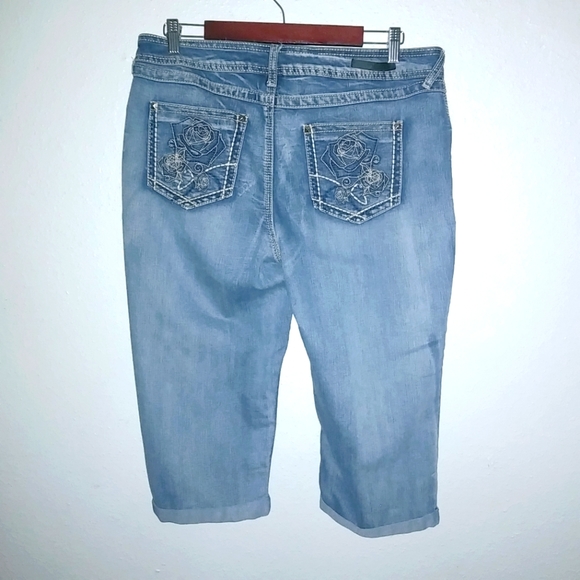 Baccini | Jeans | Baccini 4 34x18 Rose Embroidered Pockets Capri Jeans ...
